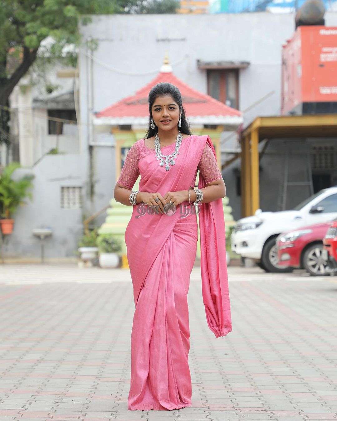 Actress Suveta Shrimpton Looks Pretty In Pink Saree | தின பூமி